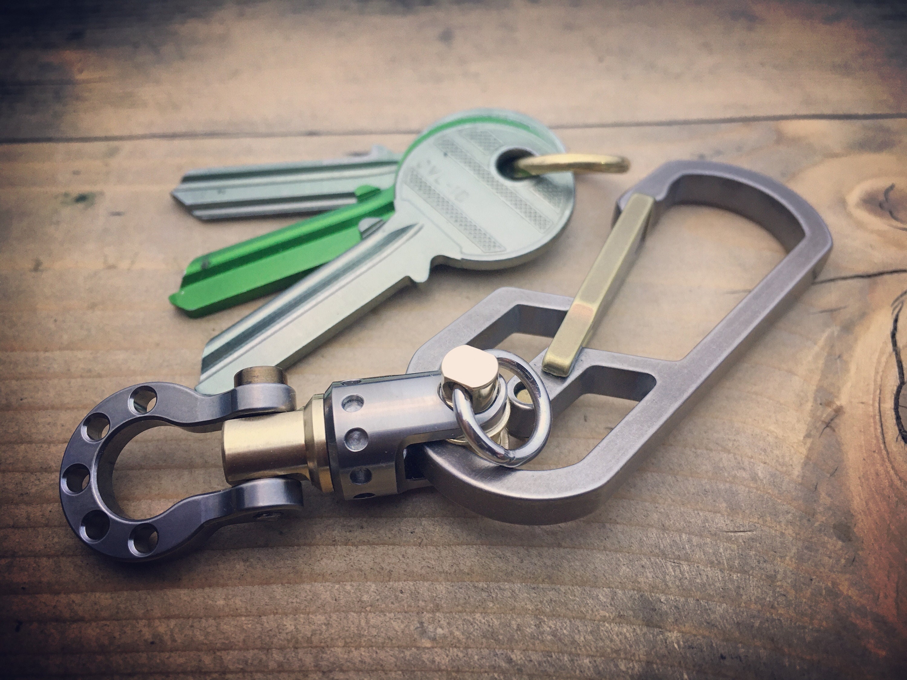 The guide / Titanium Edc Keychain Bi-Carabiner, with swivel takes turns.