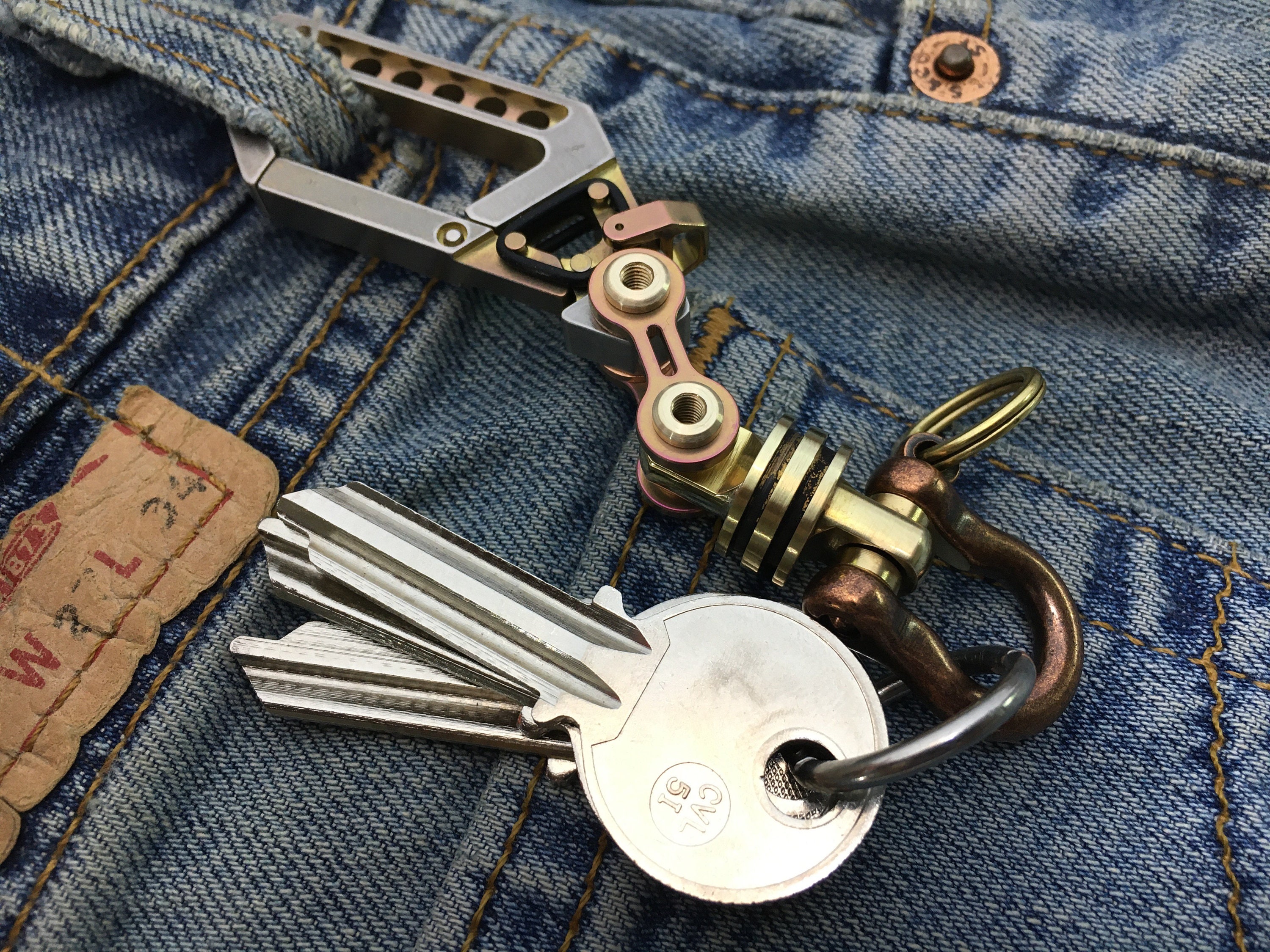 The old Drone Carabiner keychain with an old school look