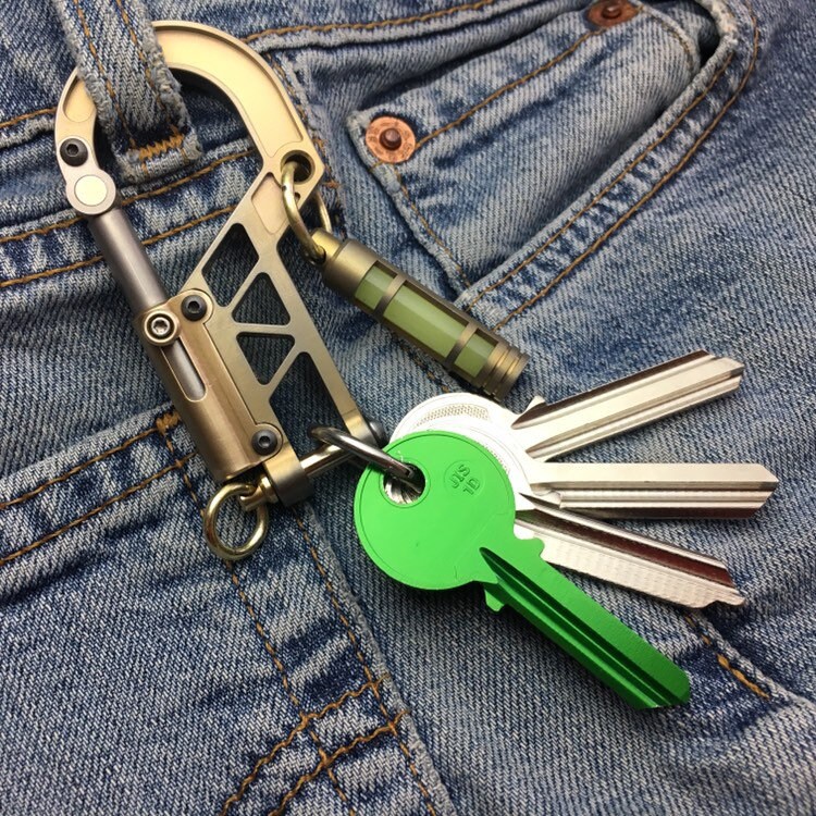 Bolt Carabiner / Titanium Edc Key Carabiner with Titanium-locator lamp