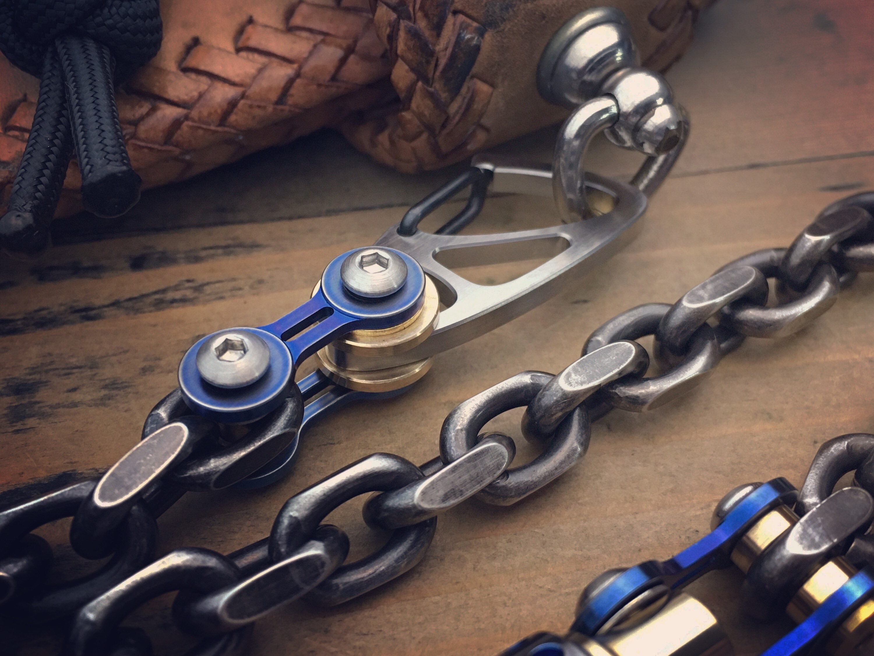 The Crane Operator - Mix-Aged Blue / Wallet boat chain with one Swivel