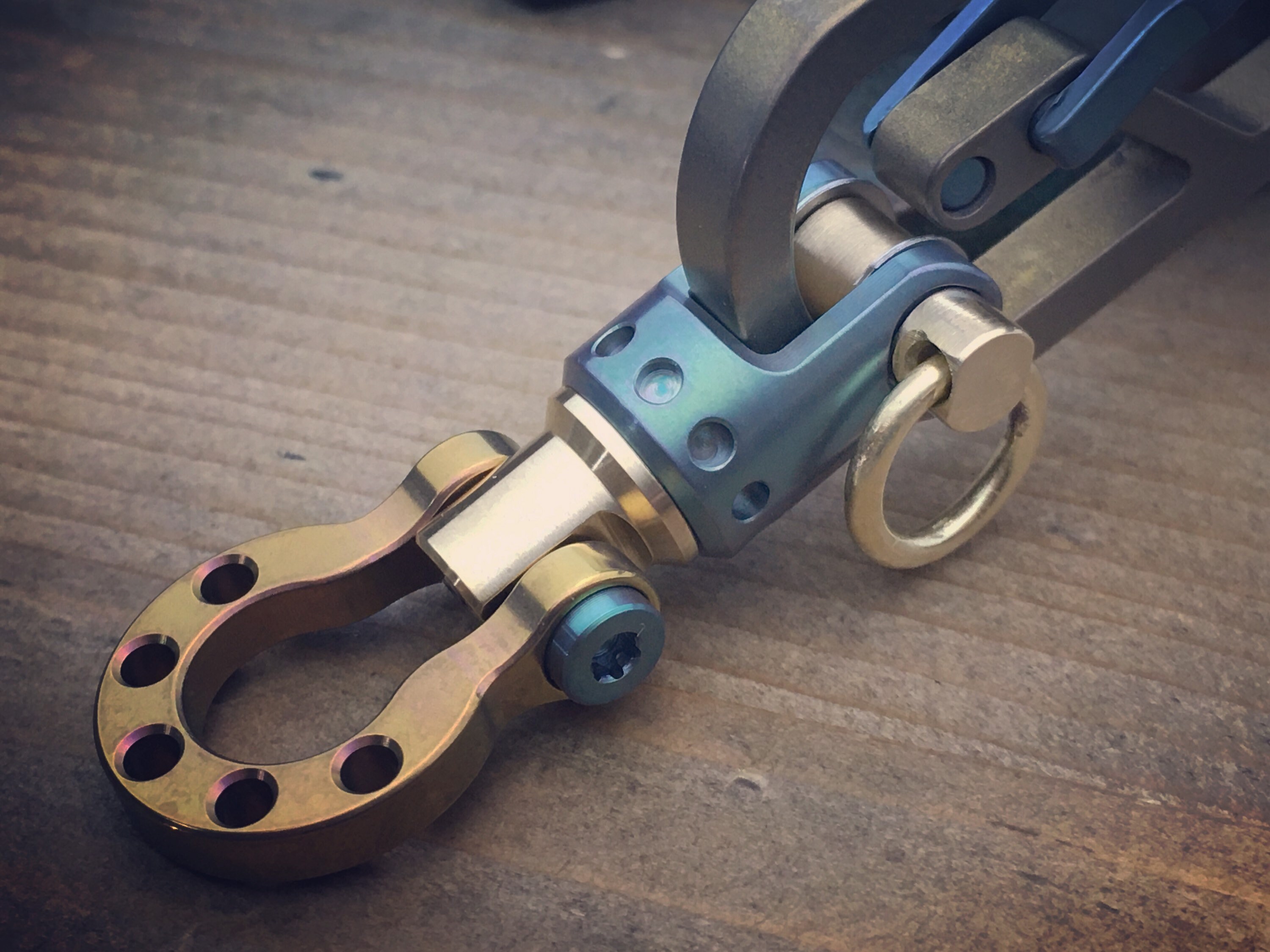 The Guide - Shackle / Green. TOP-Titanium Edc Keychain with swivel ...