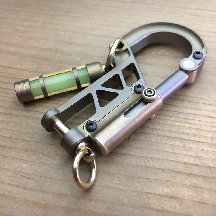 Bolt Carabiner / Titanium Edc Key Carabiner with Titanium-locator lamp