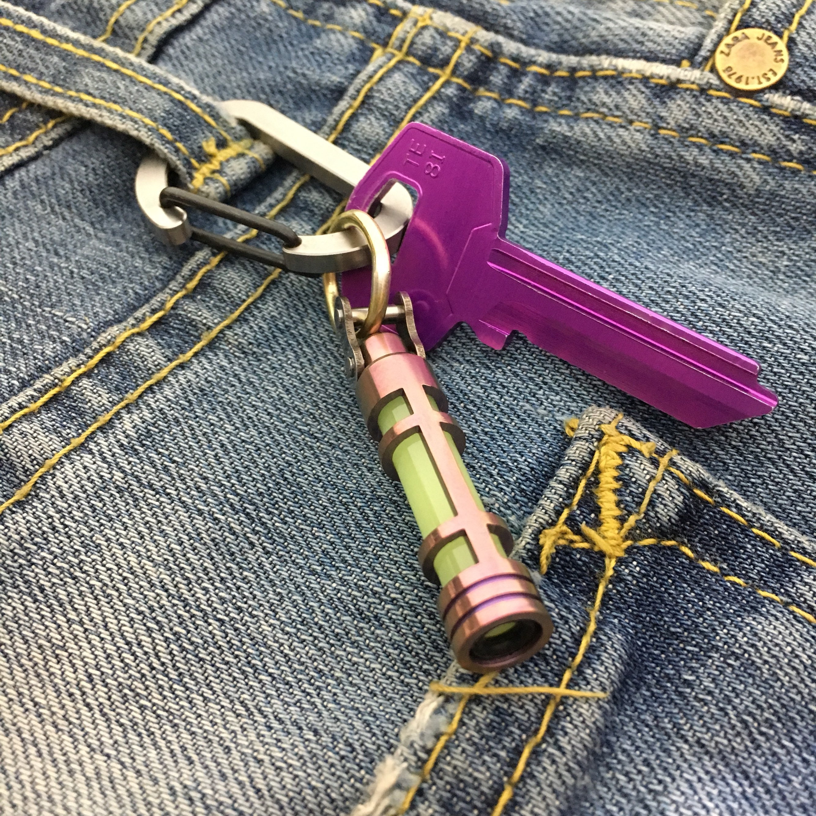 Glow-Fob Locator, Keychain with Bike-Link / Titanium