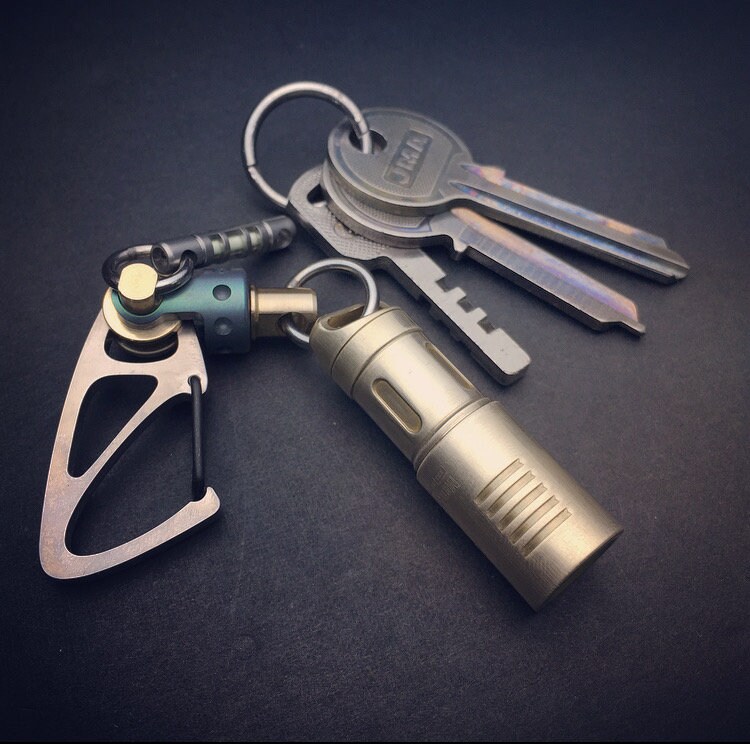 Swivel Keychain with flashlight and locator lamp