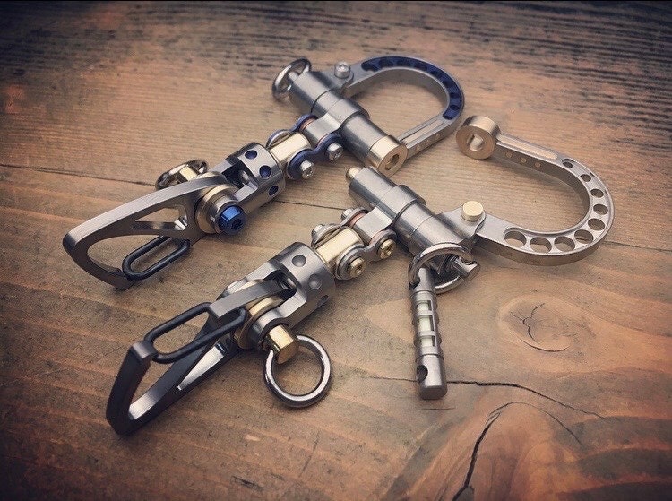 The guide - TOP / Titanium Edc Keychain Bi-Carabiner, with swivel takes ...
