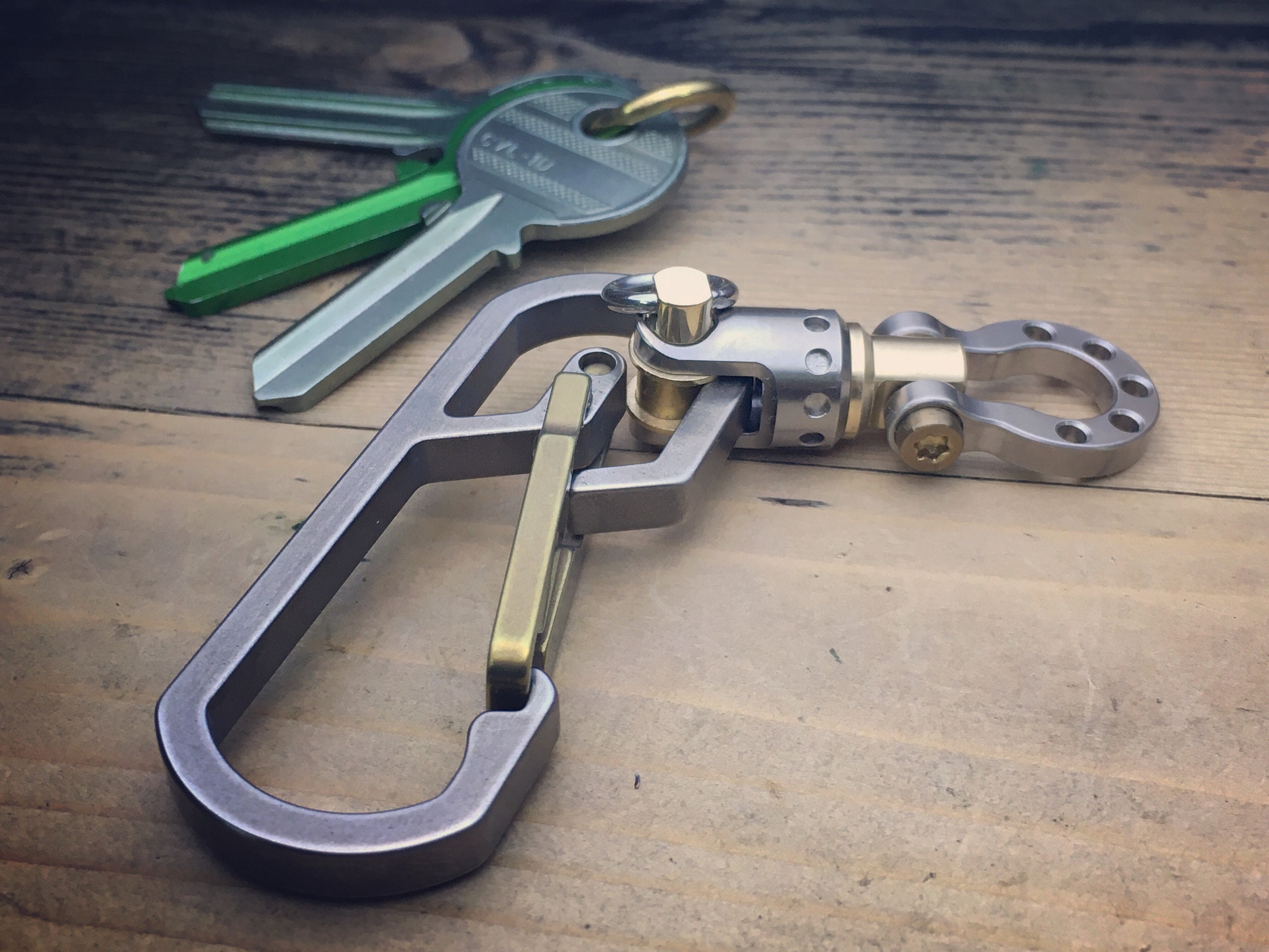 The guide / Titanium Edc Keychain Bi-Carabiner, with swivel takes turns.