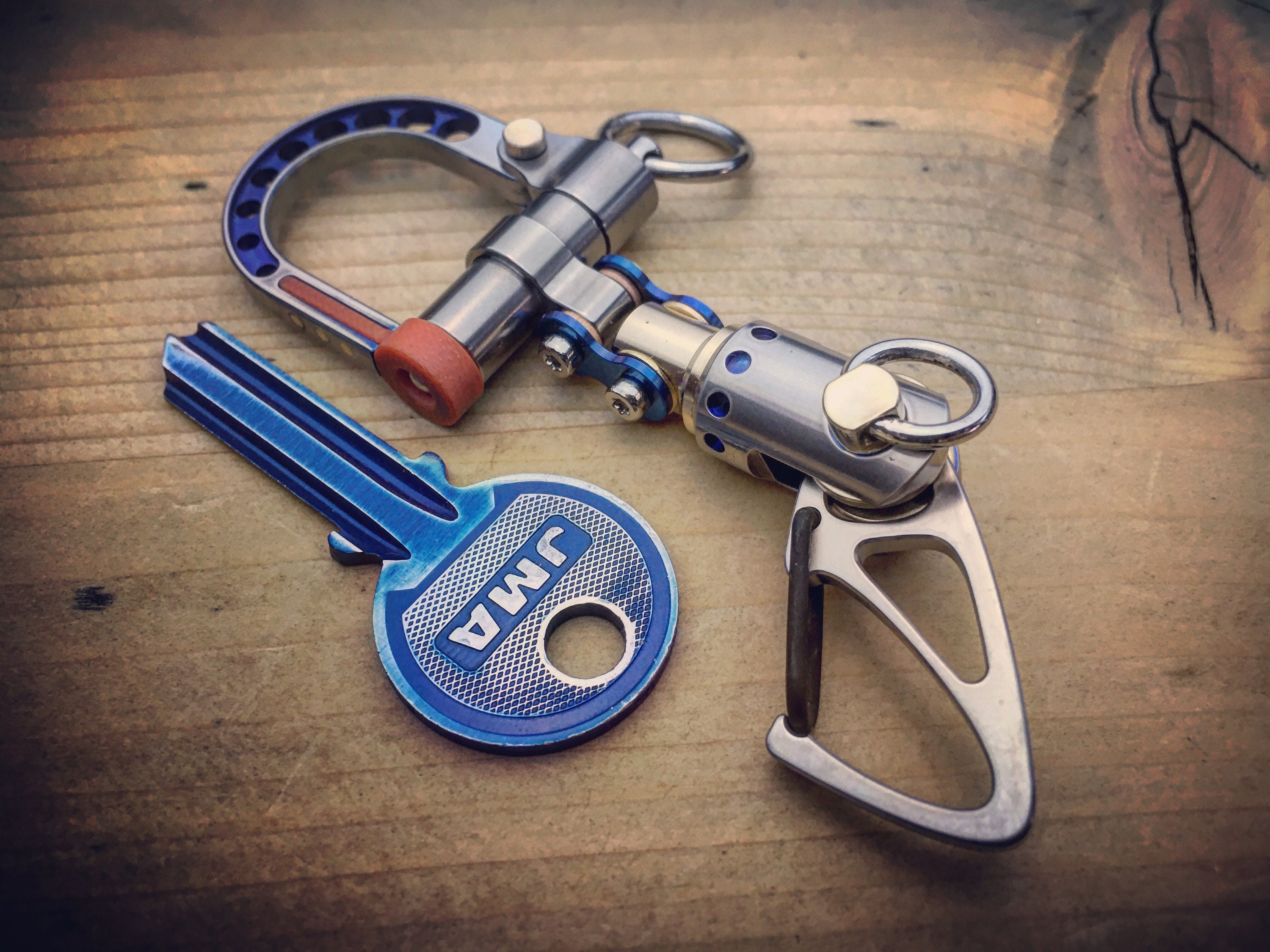 The guide - TOP / Titanium Edc Keychain Bi-Carabiner, with swivel takes ...