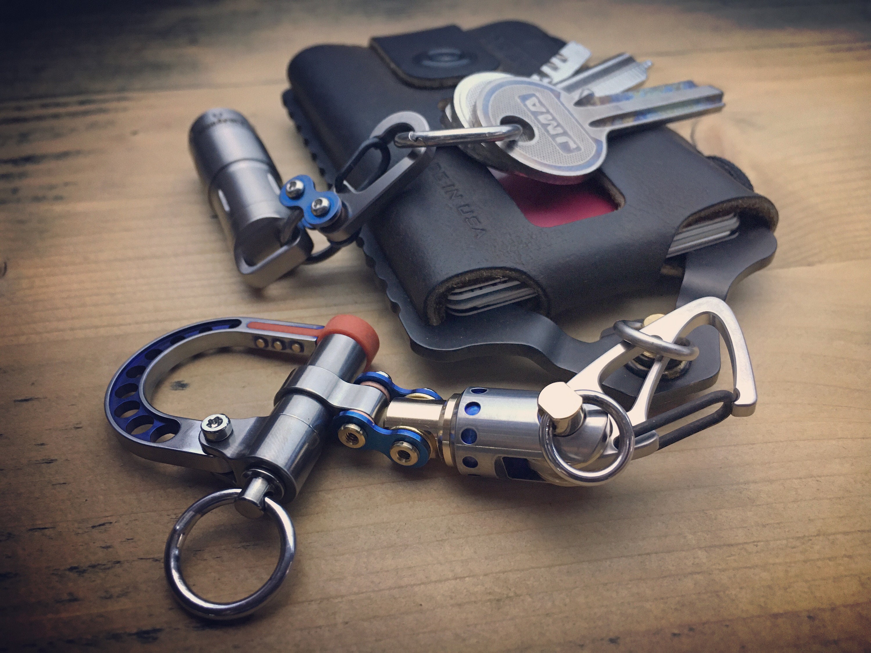 The guide - TOP / Titanium Edc Keychain Bi-Carabiner, with swivel takes ...