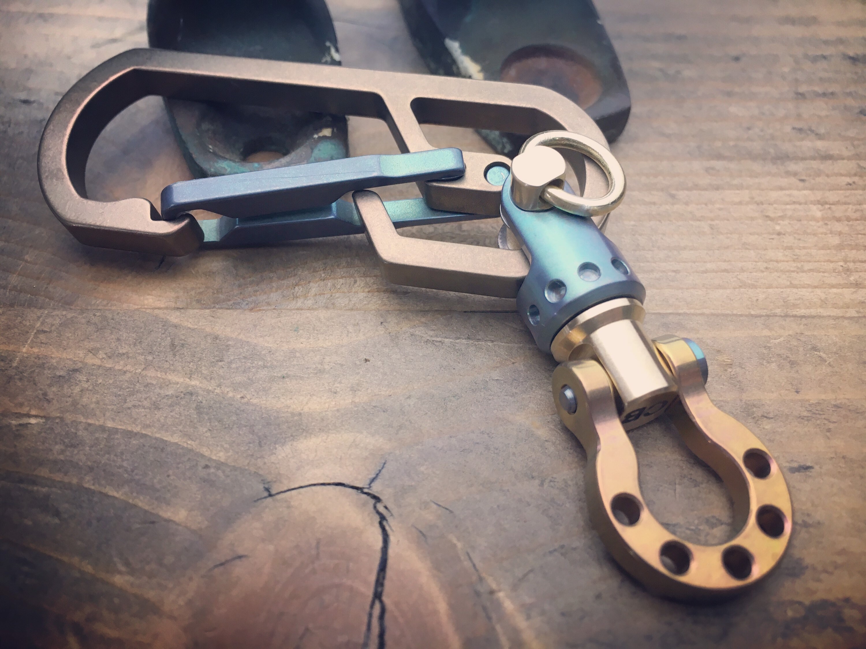 The Guide - Shackle / Green. TOP-Titanium Edc Keychain with swivel ...