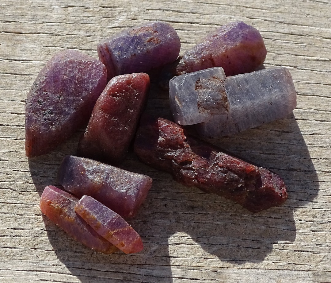 Rubí en bruto, cristales de rubí en bruto, piedra natal de julio ...