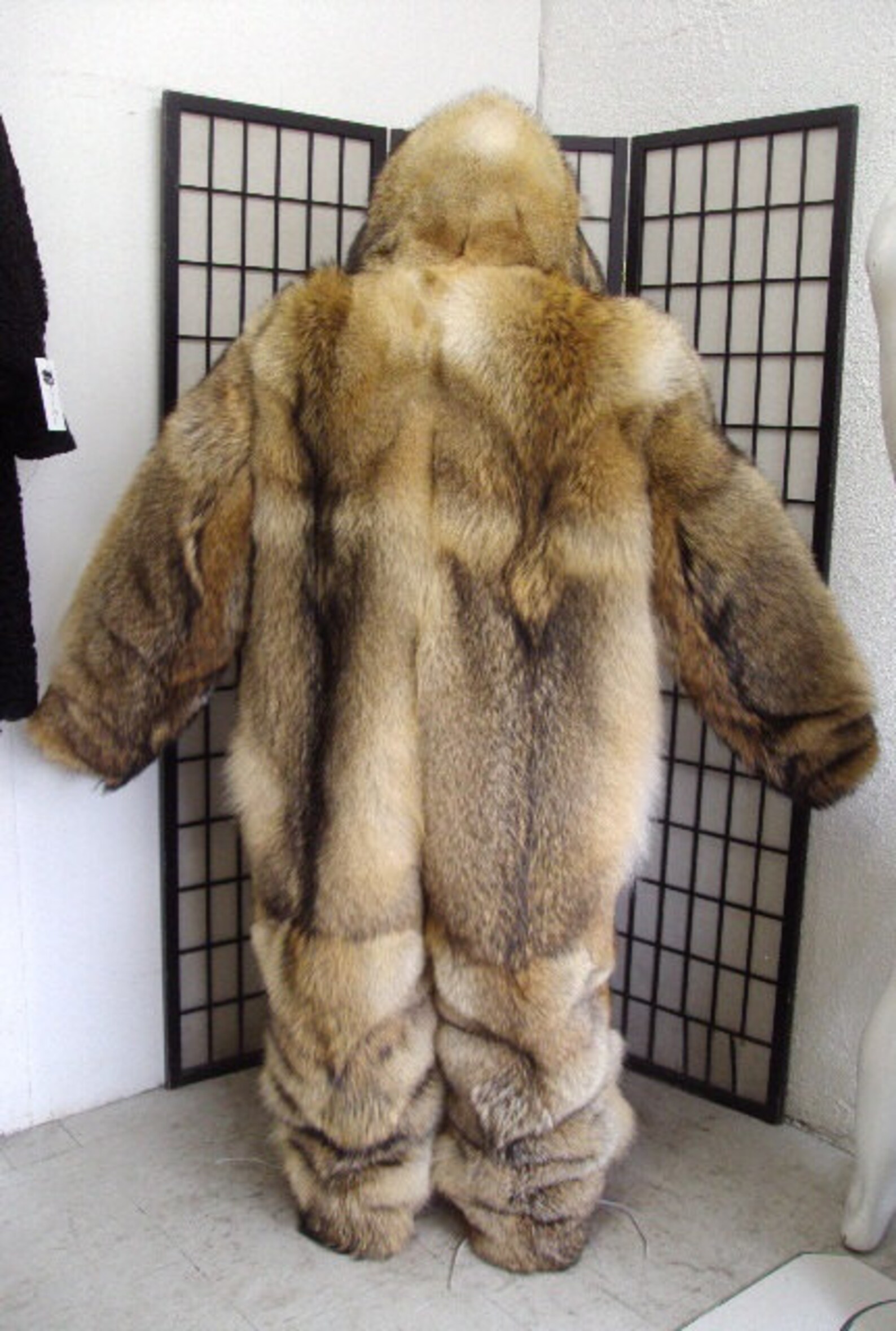 Nagelneue doppelseitige Coyote Pelz-Schneeanzug Jumpsuit Bodysuit ...
