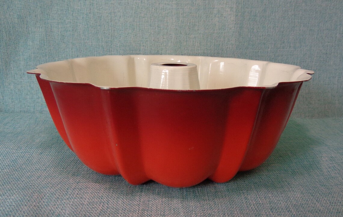 Vintage Red Bundt Cake Pan Vintage Aluminum Red Ombre Red | Etsy