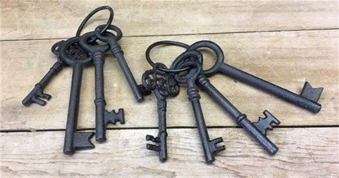 2 Rings 4 Rustic Skeleton Keys, Victorian Cast Iron Skeleton Key Wall ...