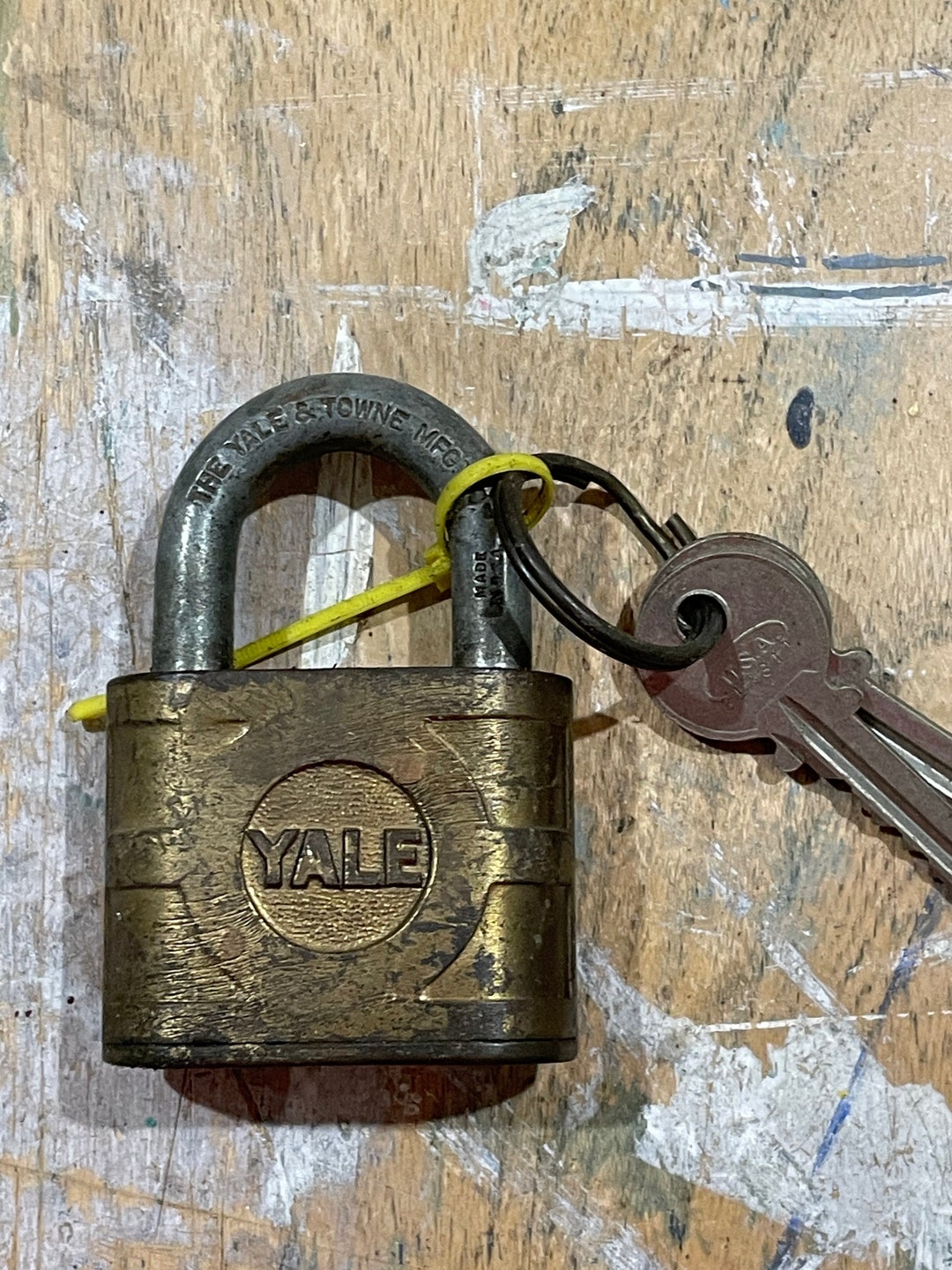 Vintage Yale and Towne Gold Tone Lock With 2 Keys, 2 X 3 Made in USA - Etsy