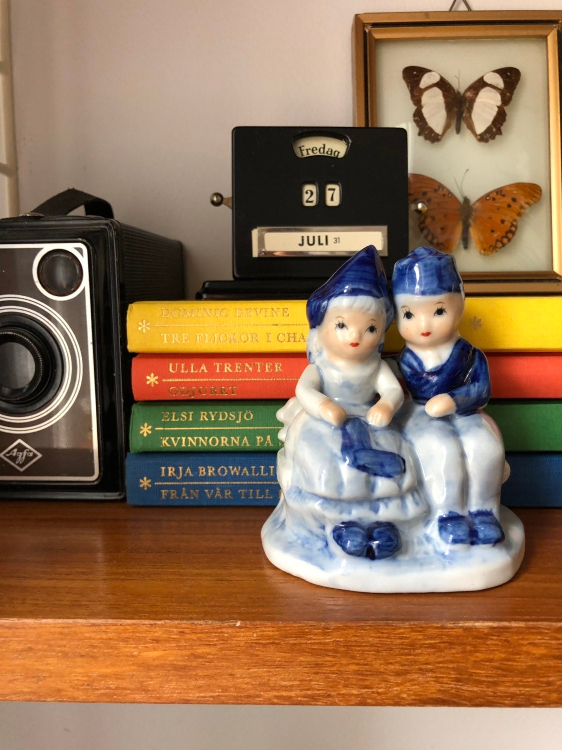 Delft Blue figurine boy and girl on bench Delfts Blauw Royal hand ...