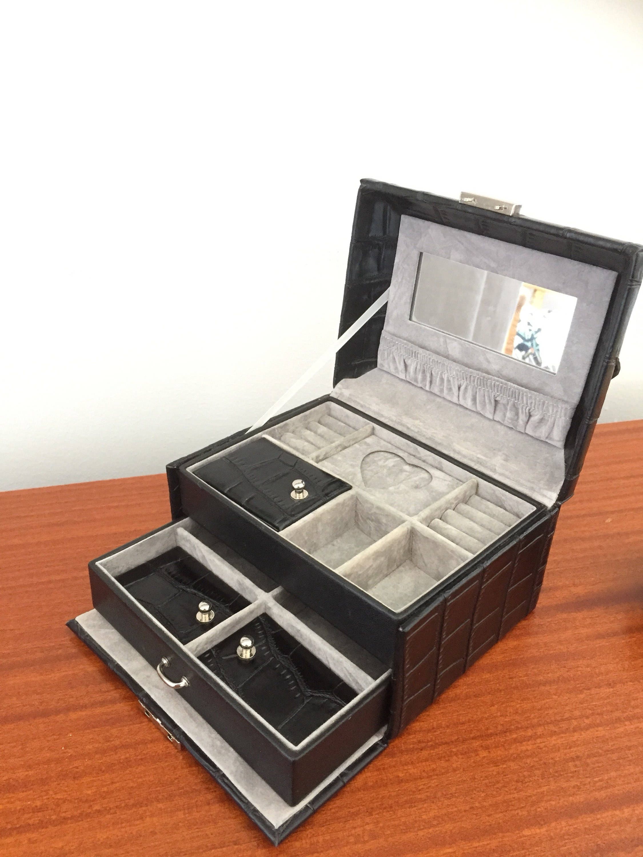 Pressed leather/jewelry box/lock with key/1980s