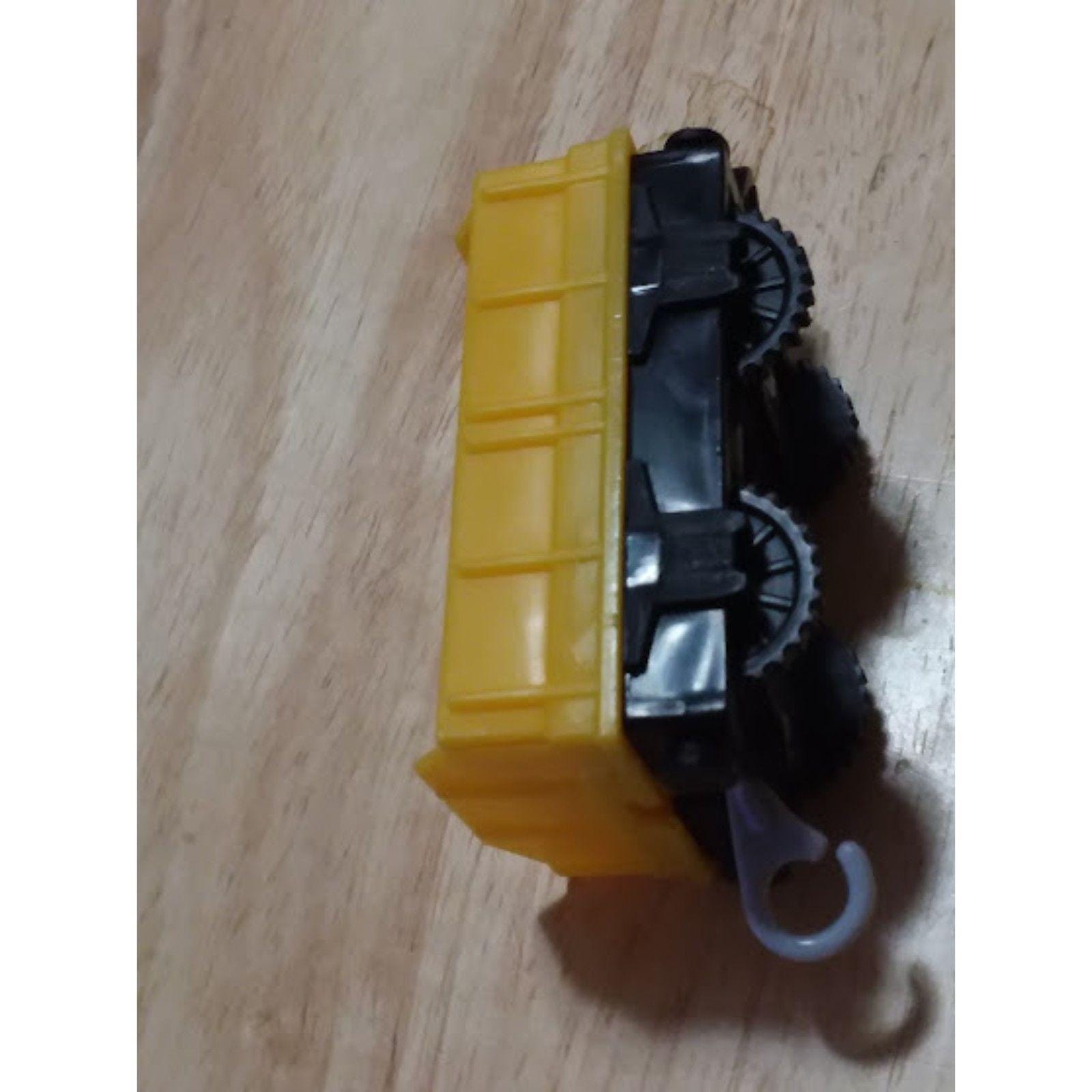 Tomy Trackmaster Yellow Train Car Thomas & Friends 2017 Moving Parts ...