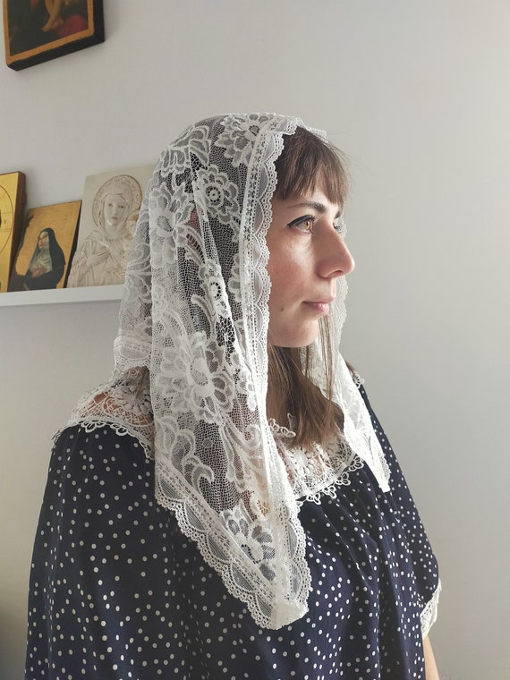 Triangular lace veil to attend Holy Catholic Mass chapel veil | Etsy