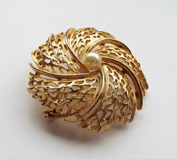 Signed Lisner 1960s Gold Tone Filigree Open Work Swir… - Gem