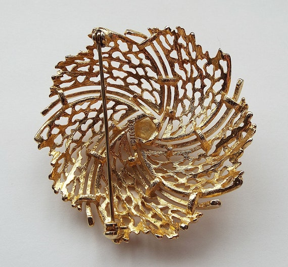 Signed Lisner 1960s Gold Tone Filigree Open Work Swir… - Gem