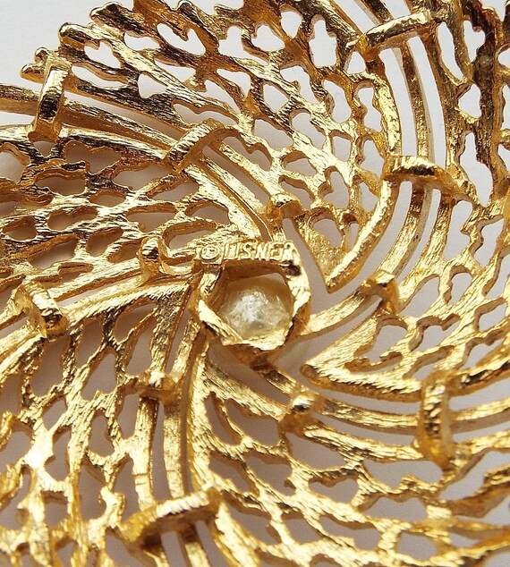 Signed Lisner 1960s Gold Tone Filigree Open Work Swir… - Gem