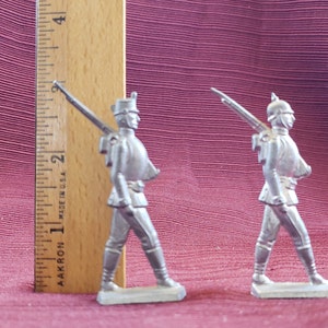 Pair of Vintage Silver Tone Metal Old Fashioned Standing Toy Soldiers ...