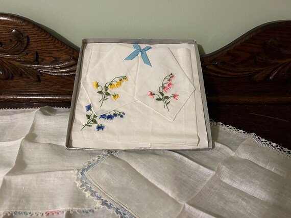 1950s applique table linen & assortment of 1950s hand… - Gem