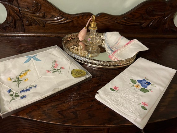1950s applique table linen & assortment of 1950s hand… - Gem