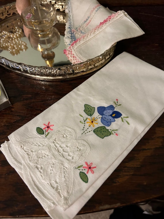 1950s applique table linen & assortment of 1950s hand… - Gem