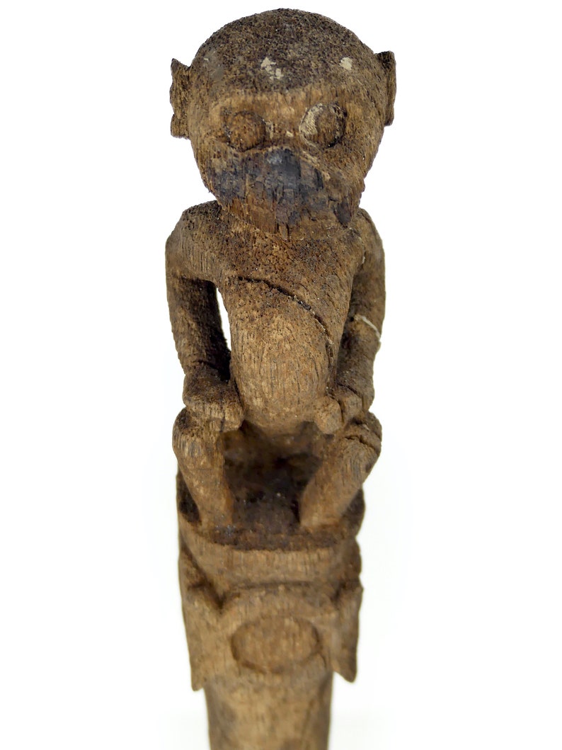 Tun Tun dayak en bois dur érodé sur pied métallique noir - Kalimantan ...