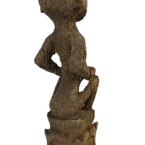 Tun Tun dayak en bois dur érodé sur pied métallique noir - Kalimantan ...