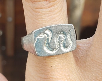 King Signet Ring - Etsy
