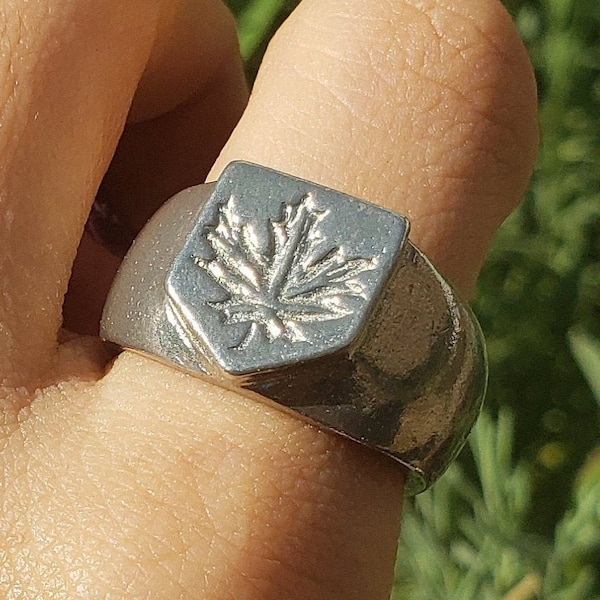 Maple Leaf Signet Ring - Etsy