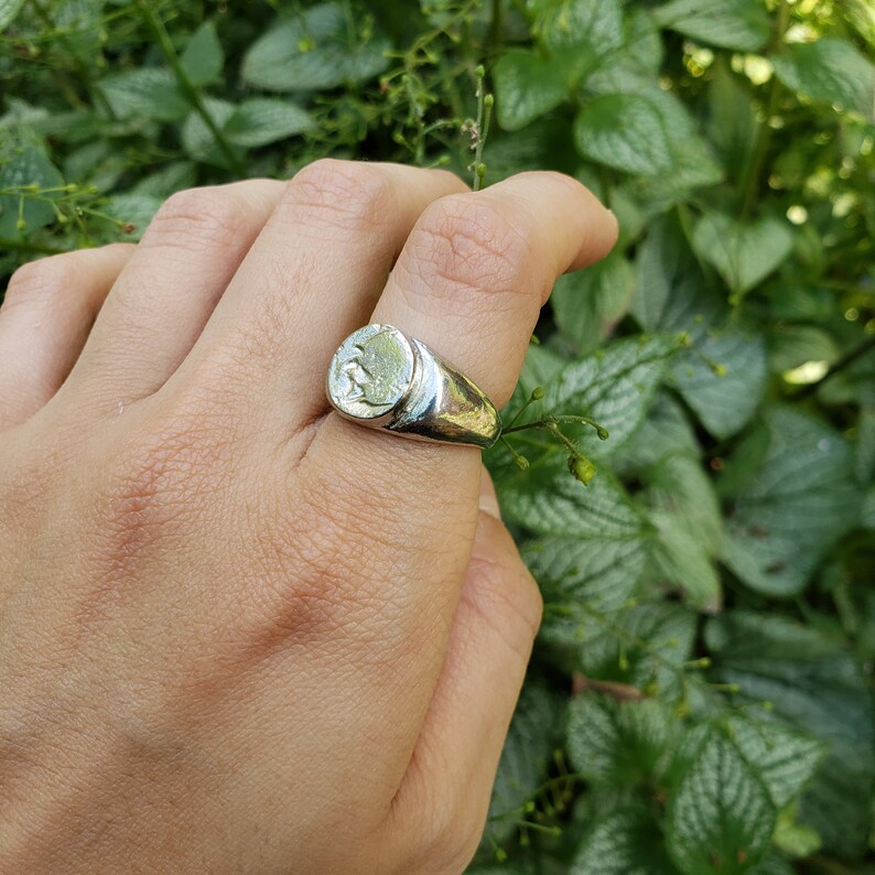 Crescent moon face wax seal signet ring | Etsy