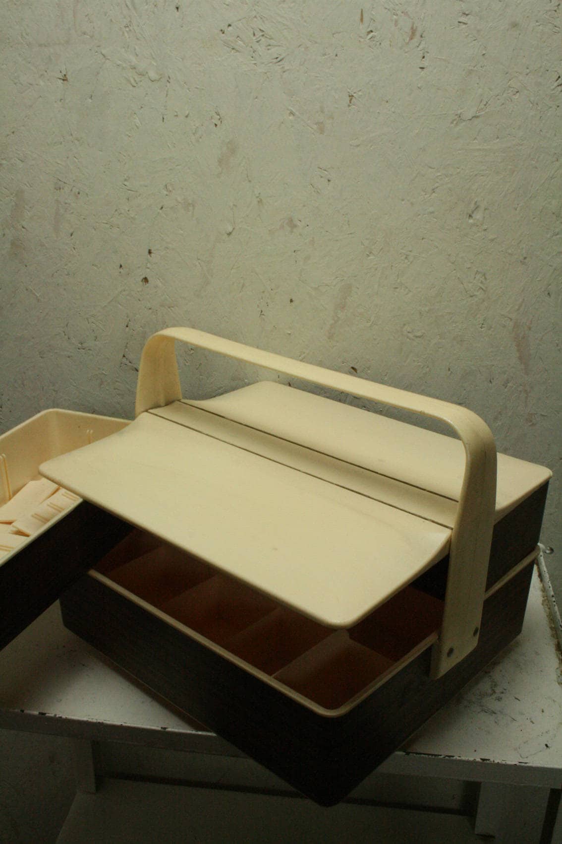 70s plastic sewing box/basket