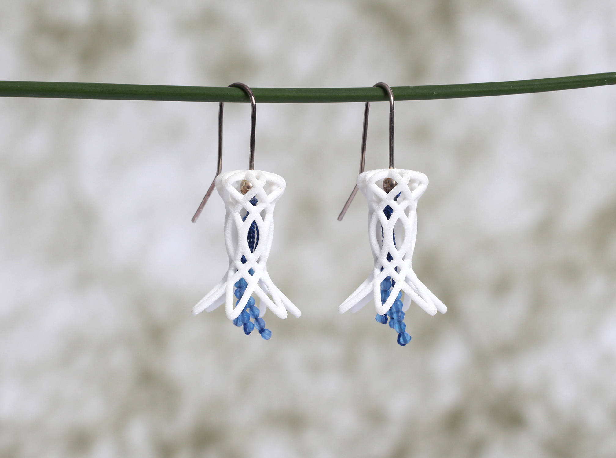 Weiße blaue Blumen Ohrringe, echte blaue Aachat Perlen, floraler ...