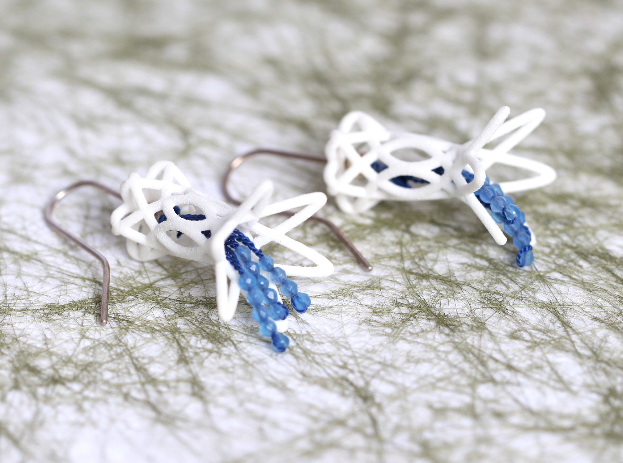 Weiße blaue Blumen Ohrringe, echte blaue Aachat Perlen, floraler ...