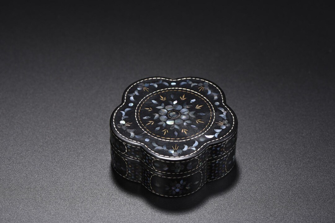 Handmade Carved Lacquerware Petal Jewelry Box Ornament, Rare in Shape ...