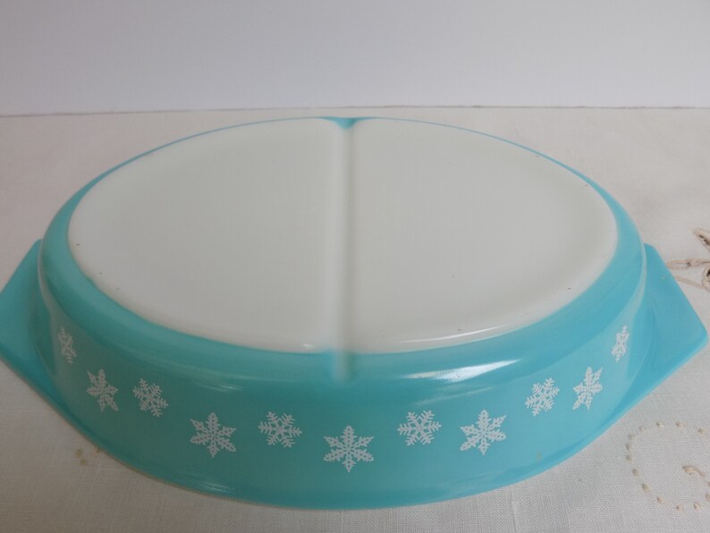 Turquoise Blue Snowflake Pyrex Casserole Dish Winter Holiday Display ...