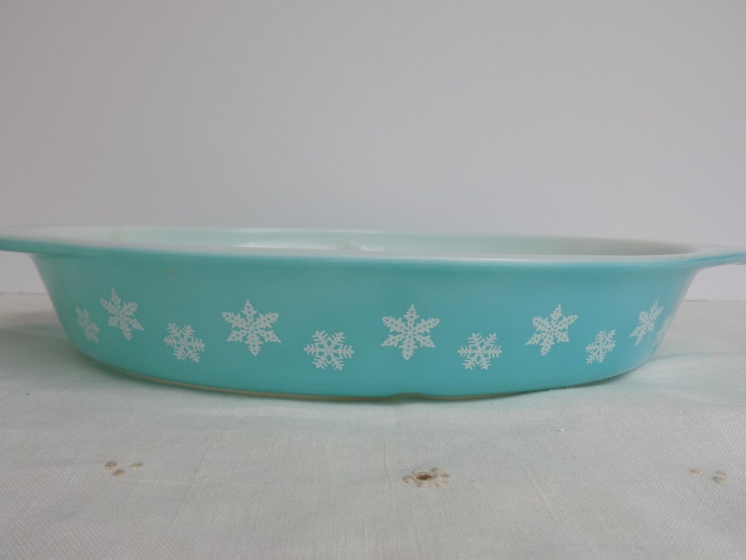 Turquoise Blue Snowflake Pyrex Casserole Dish Winter Holiday Display ...