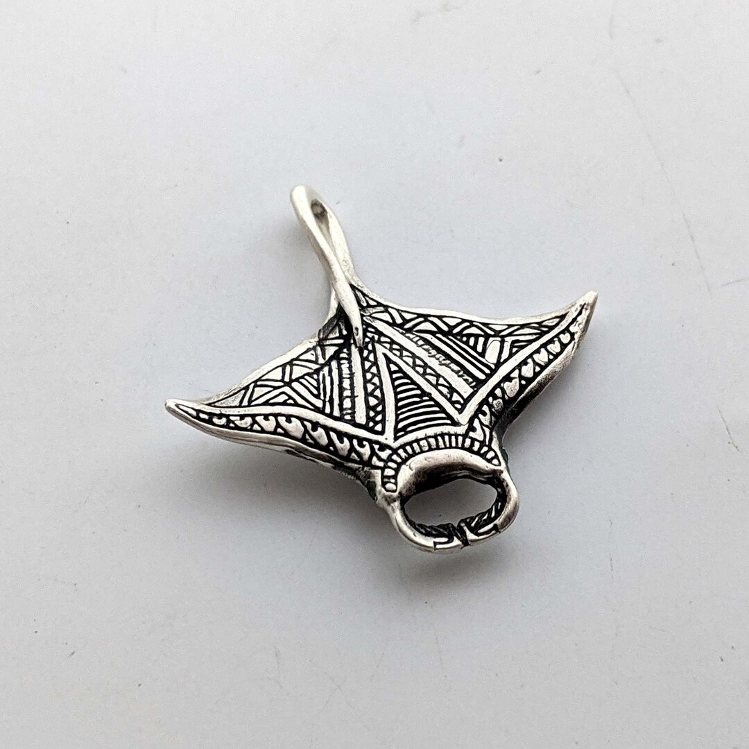 Pendant Silver Manta Ray Ocean Animals Sea Discover Fishes Giant Manta ...