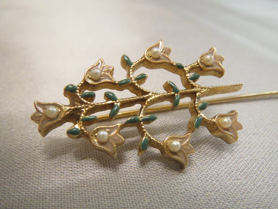 elegant gold tone flower pin with faux seed pearls, c… - Gem