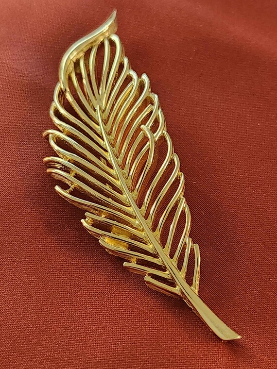 Crown Trifari Feather Gold Tone Vintage Brooch Pin - Gem