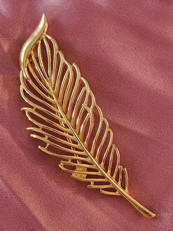 Crown Trifari Feather Gold Tone Vintage Brooch Pin - Gem
