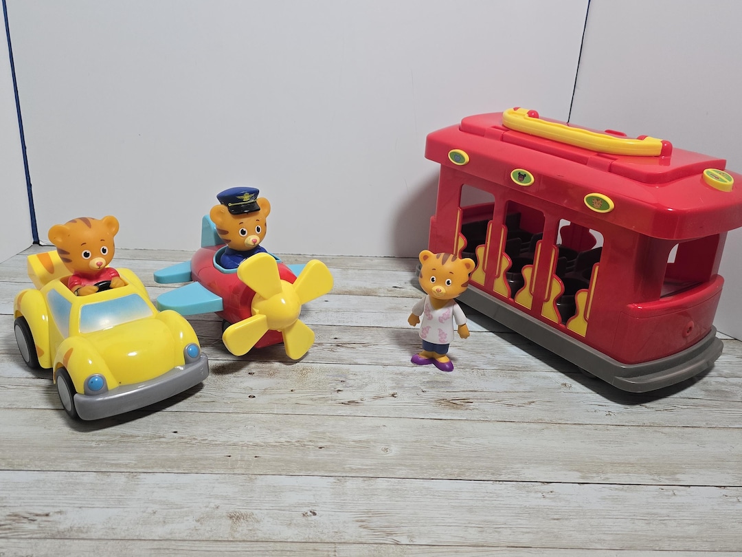 Daniel Tiger's Neighborhood Deluxe Electronic Trolley Vehicle With 2 ...