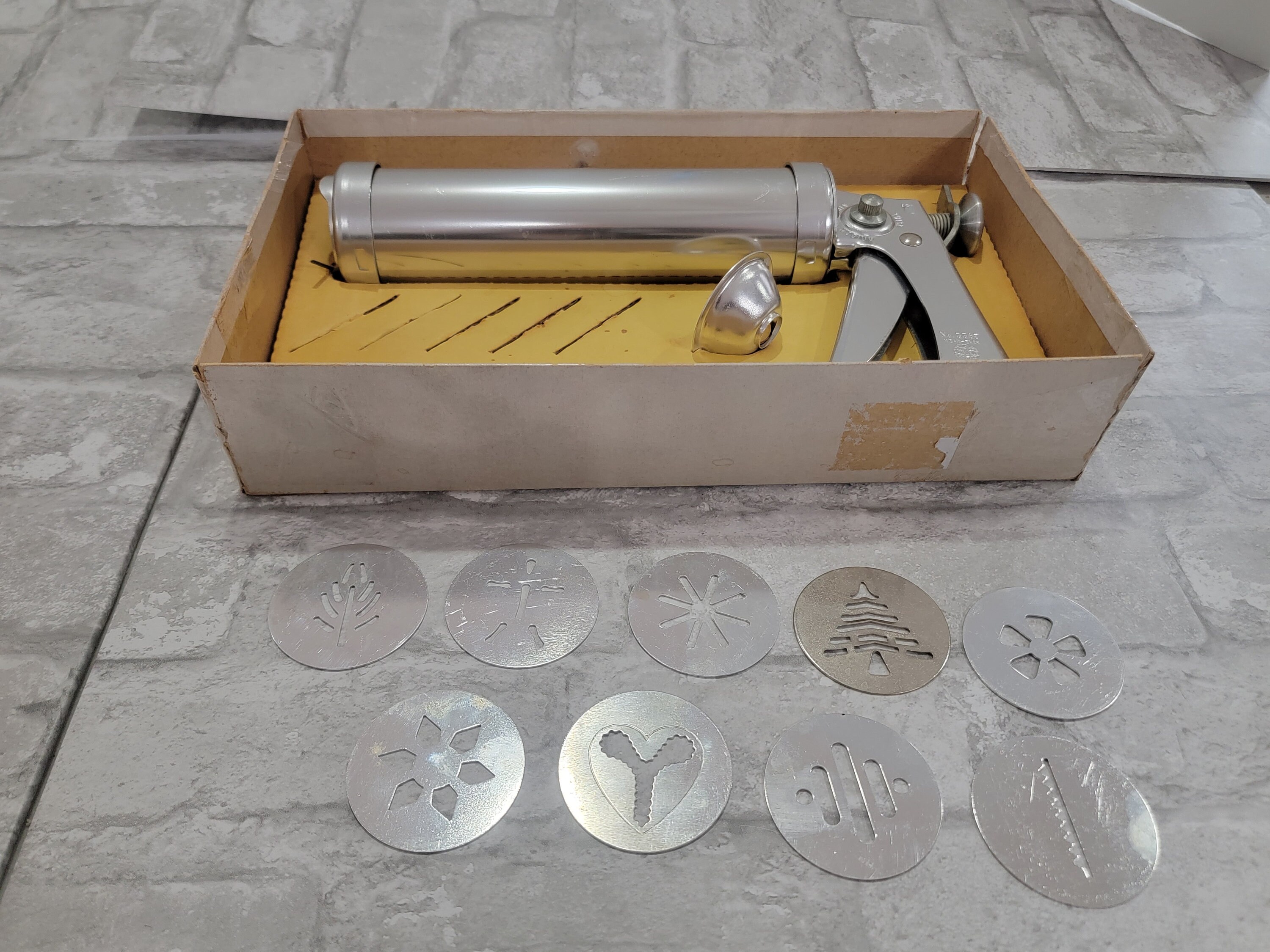 Wear-ever Cookie Gun Thickness Control Press Pastry Tips Decorator Box ...