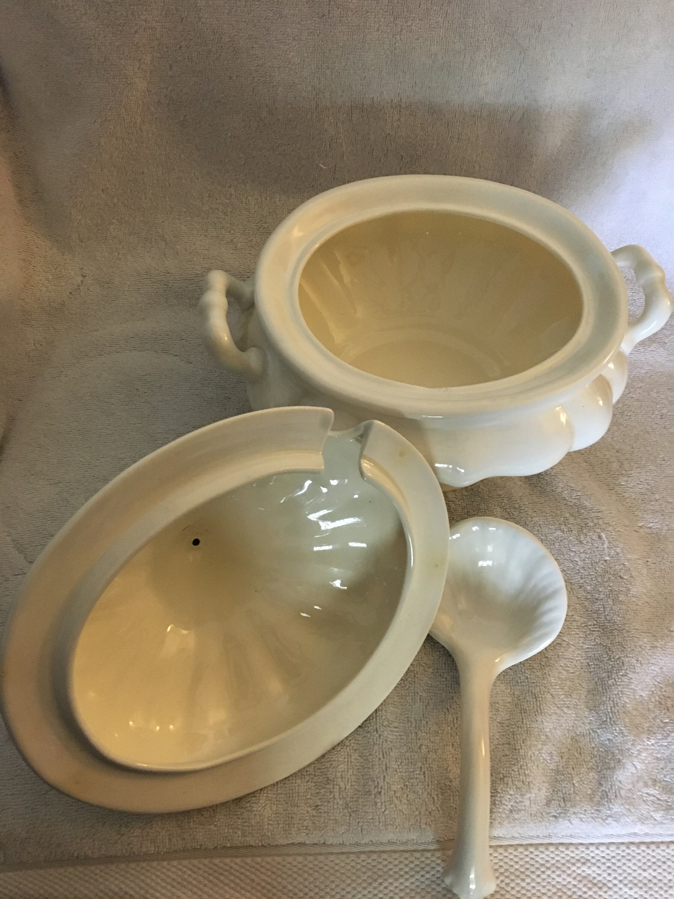 White Ceramic Bean Pot With Tapered Lid and Top That Looks Like a Bean ...