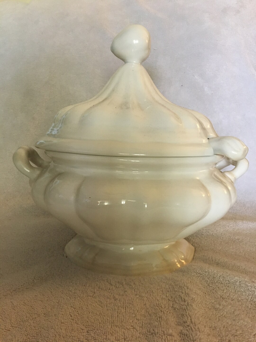 White Ceramic Bean Pot With Tapered Lid and Top That Looks Like a Bean ...