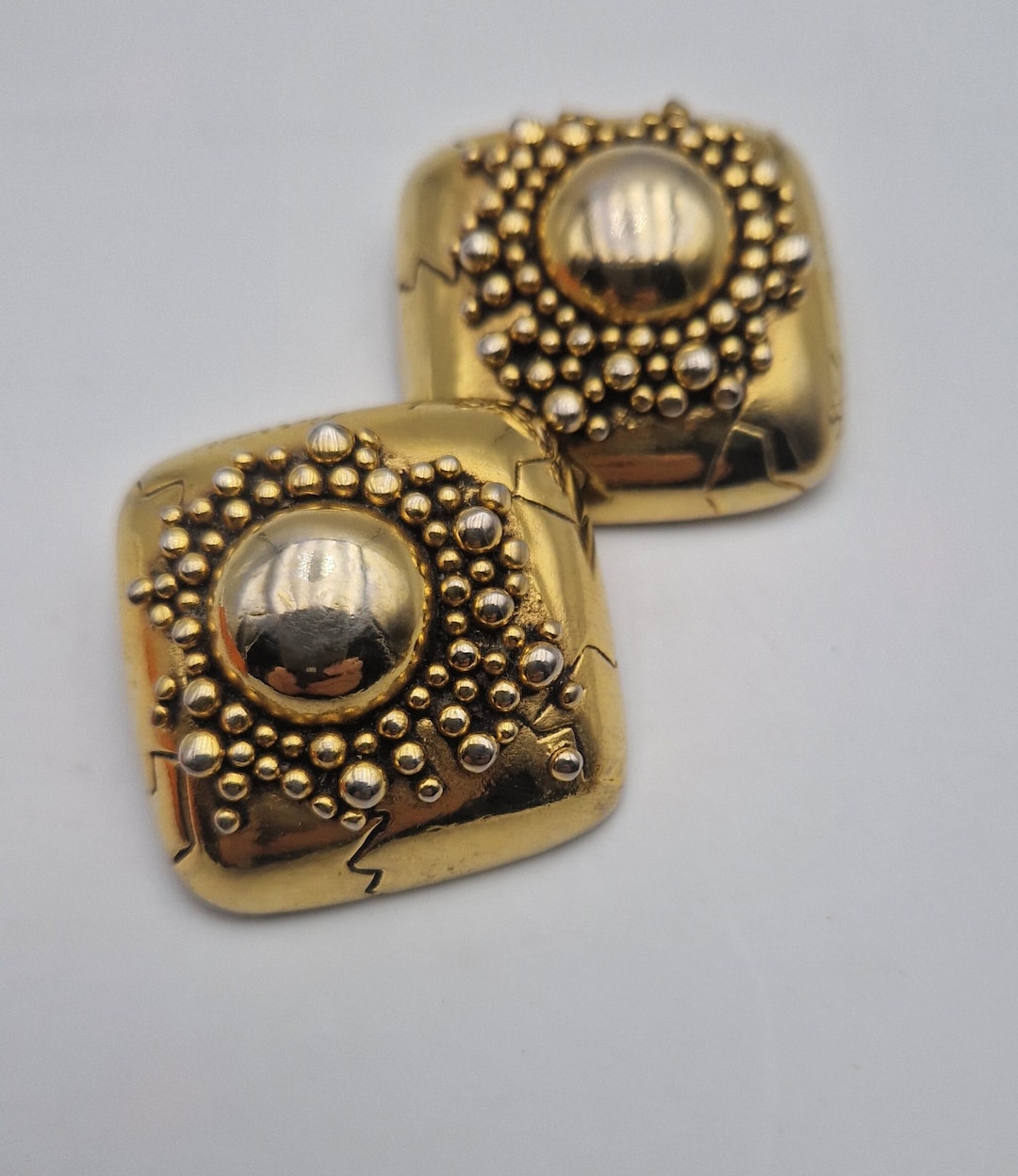 Large Ear Clips Grands Clips D'oreille Sidney Carron En Métal Doré in ...