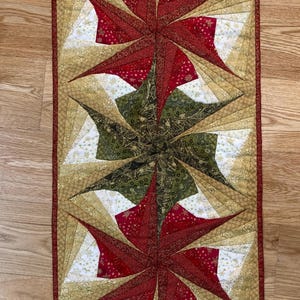 Twisted Log Cabin Poinsettia Table Runner Pattern, Table Runner Pattern, Twisted Log Cabin ...